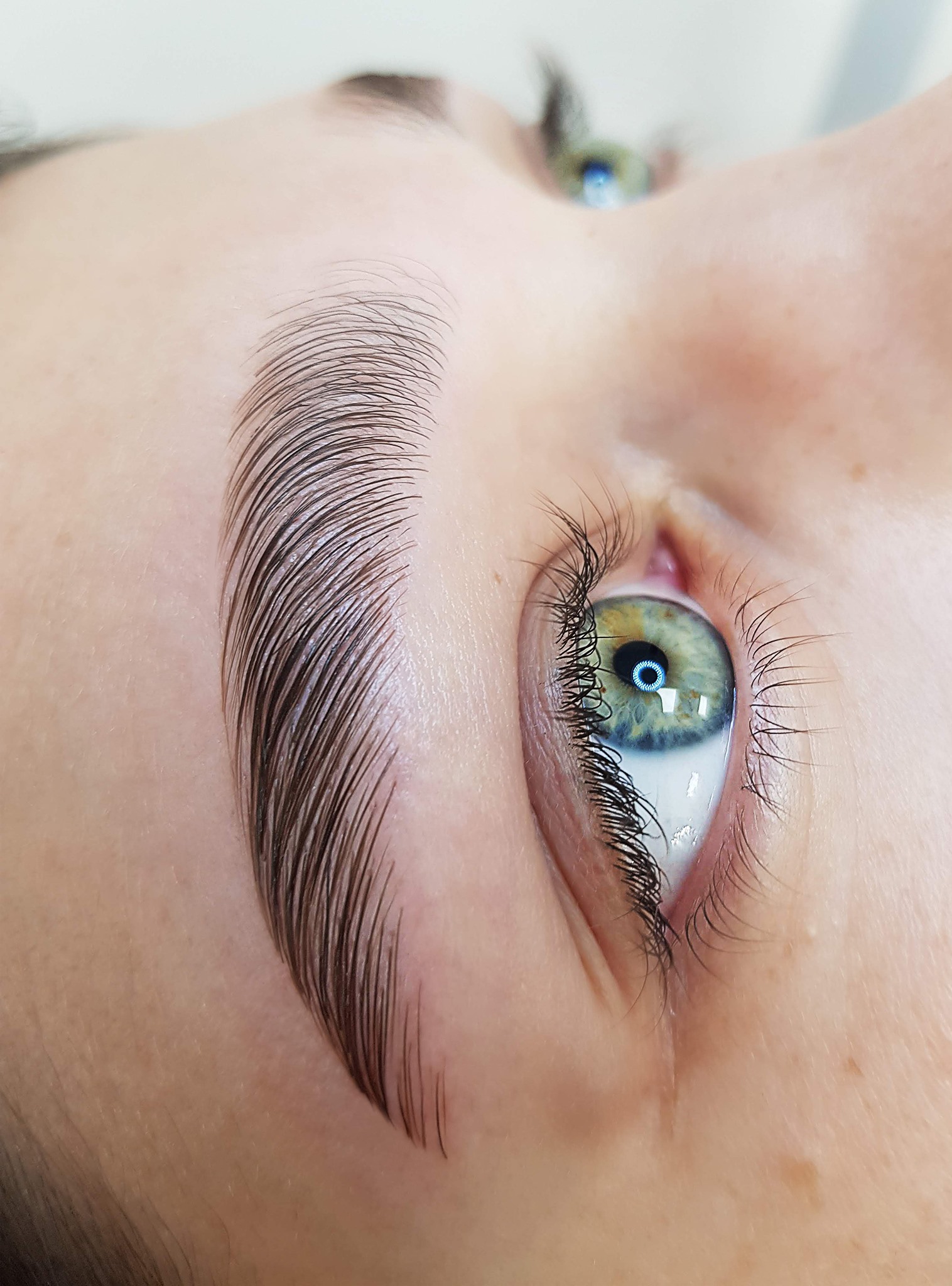 Laminare sprancene – Alexa Trif